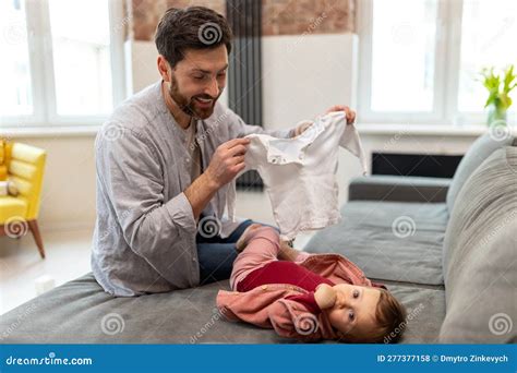 Pai Com Filha Criança Cuidando Do Seu Bebê Trocando Roupas Foto De
