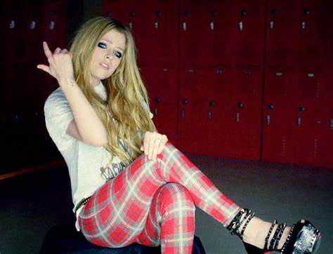 【歌詞翻訳・意味解説】avril Lavigneアヴリル・ラヴィーン Heres To Never Growing Upヒアーズ・トゥー