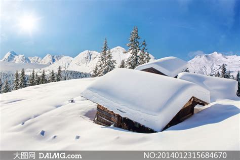 白雪皑皑的房子与雪山摄影高清图片 大图网图片素材