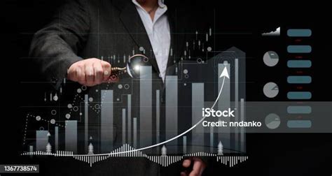 검은 셔츠를 입은 남자가 증가하는 지표가 있는 홀로그램 그래프 앞에 서 있습니다 비즈니스 성장 매출 증가 고성능 돋보기 광학