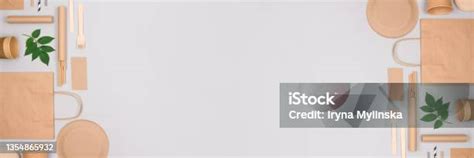 친환경 식기와 플랫 평신도 구성 배너 복사 공간이있는 밝은 회색 배경에 크래프트 종이 포장 세트 길거리 식품 포장 제로 폐기물