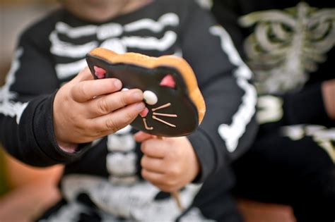 귀여운 아기 소녀와 해골 의상을 입은 어린 소년은 할로윈 과자를 먹는다 10월에 대한 스톡 사진 및 기타 이미지 10월 2명 가을 Istock