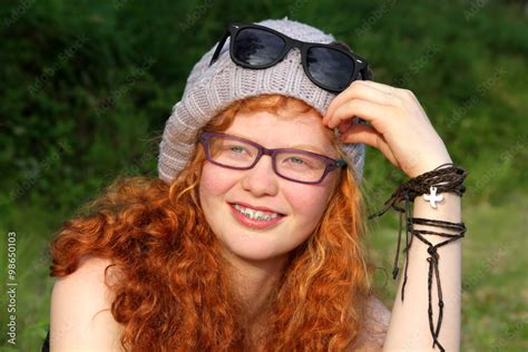Rothaariger Teenager Mit Zahnspange Und Brille Stock Foto Adobe Stock