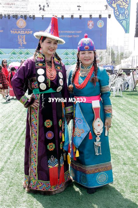 Онцлох фото Дээлтэй Монгол наадмын онцлог дээл