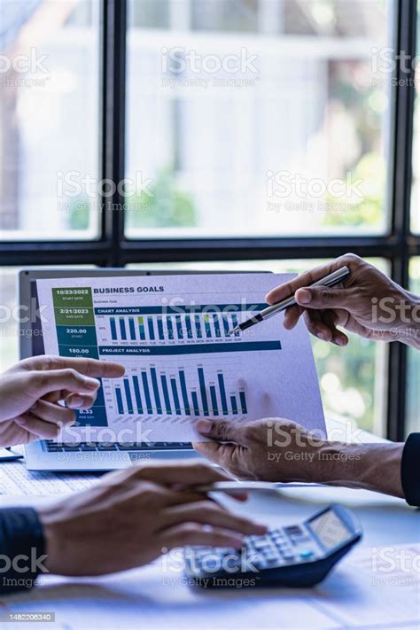 다양한 동료들이 사무실 회의에서 재무 통계에 대해 논의하기 위해 브레인스토밍을 합니다 재무 팀워크 데이터 차트 개념 그래프 재무