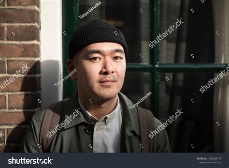 Categoría Guy In Front Of Door Winter And Spring De Fotos E Ilustraciones De Stock 2 Imágenes