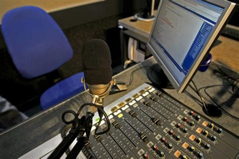 Broadcasting Vs Streaming Key Differences And Uses Explained Zorgle