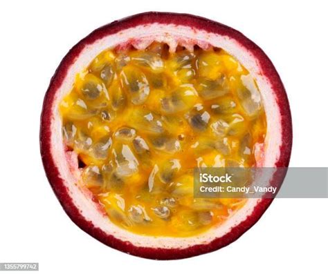 흰색 배경에 고립 된 열정 과일 패션 프루트 또는 마라쿠야 이국적인 과일의 조각 잘라내길 맨 위 보기입니다 건강한 식생활에 대한