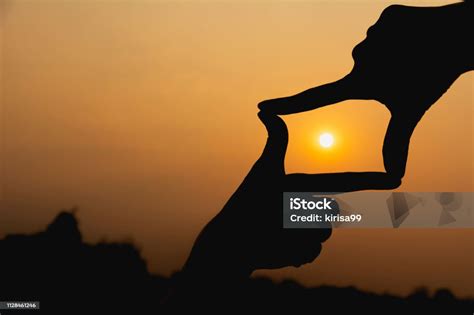 손 일몰 프레임 만들기입니다 여자 손 프레임 제스처를 만들기 닫습니다 개념에 대한 스톡 사진 및 기타 이미지 개념 개념과 주제 계획 Istock