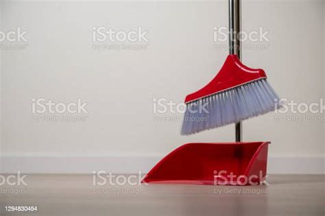 집 바닥에 빨간 빗자루와 먼지팬을 닫습니다 가정용 청소 장비 빨간색 0명에 대한 스톡 사진 및 기타 이미지 0명 가사 집안일 가정 생활 Istock