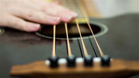 How To Mute Guitar Strings Electric Or Acoustic Techniques