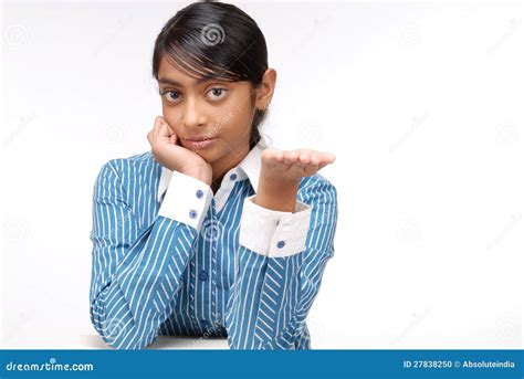 Ritratto Della Ragazza Indiana Che Mostra Qualcosa Fotografia Stock Immagine Di Felice Sicuro