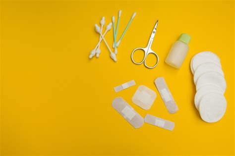 손톱이 위 면 패드 코 튼 스틱 및 에센셜 오일 접착성 고 약입니다 0명에 대한 스톡 사진 및 기타 이미지 0명 가위 거즈 Istock