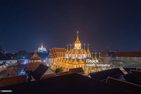 로하 프라삿 왓 랏차나다와 골든 마운틴 탑 불교 사원 또는 방콕 다운타운 도시 태국의 고층 빌딩이있는 왓 사켓 태국 랜드 마크 아키텍처 0명에 대한 스톡 사진 및 기타