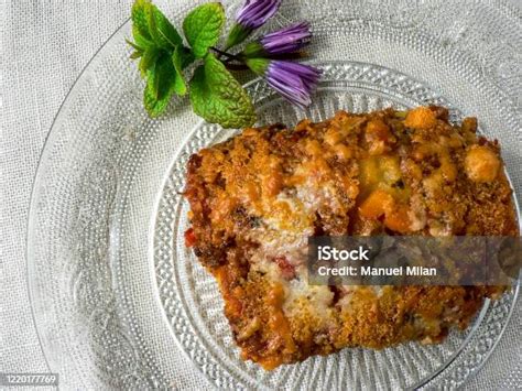 다진 고기와 으깬 감자를 곁들인 전통 영국 요리인 셰퍼드 파이 가루로 빻은에 대한 스톡 사진 및 기타 이미지 가루로 빻은