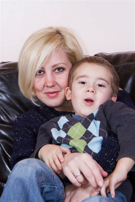 Mutter Und Ihr Sohn Stockbild Bild Von Muttergesellschaft