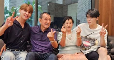 김재중 영원한 우정 김준수와 가족사진 박유천 빠져도 타격 無