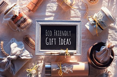 텍스트 에코 친화적 인 선물 아이디어와 칠판 제로 폐기물 크리스마스 선물플랫 누워 수건 대나무 컵 그릇 절연 플라스크에 싸여 있는 Xmas 선물 중립 섬유 배경 0명에 대한