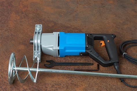 렌치 나선형 패들 믹서 및 오래된 녹슨 금속 판에 박격포 페인트 석고 및 분말의 혼합드릴 0명에 대한 스톡 사진 및 기타 이미지 Istock