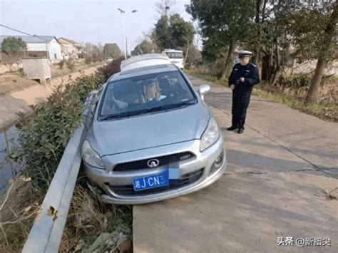 澧县：男子醉酒驾车撞上护栏后在车内酣睡被查谭某进行了驾驶员