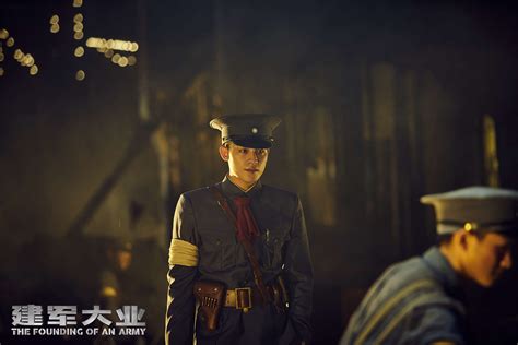 欧豪为演好叶挺化身“拼命三郎” 《建军大业》中拍动作戏冬天竟中暑 中国电影网