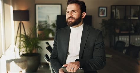 사업가 태블릿 및 사무실에서 재무 성장 제안 및 브랜드 개발을 위한 아이디어로 생각 경영진 프로젝트 회사 사명 및 미래 비전을 위해 직장에서 행복하고 계획합니다 30 34