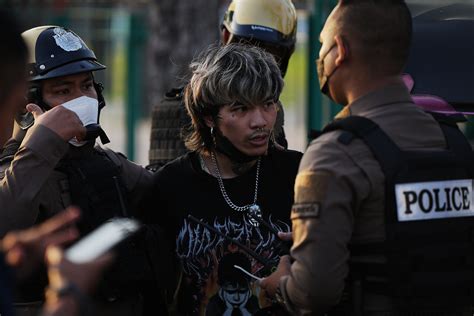 ศิลปินอิสระวัย 25 ปี ผู้พ่นสีกำแพงวัง ถูกแจ้ง พ ร บ โบราณสถาน ความสะอาด ก่อนได้ประกัน ประชาไท