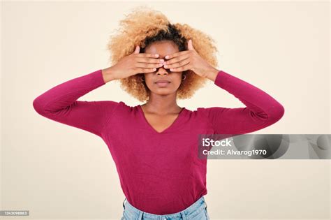 고립된 배경에 서있는 동안 손을 잡고 눈을 가리는 심각한 아프로 여성 손으로 눈 가리기에 대한 스톡 사진 및 기타 이미지 손으로 눈 가리기 심각한 한 명의 여자만