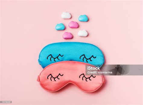분홍색 종이 배경에 분홍색과 파란색 수면 눈 마스크 상단 보기 플랫 레이 컨셉 휴식과 달콤한 꿈 잠자기에 대한 스톡 사진 및