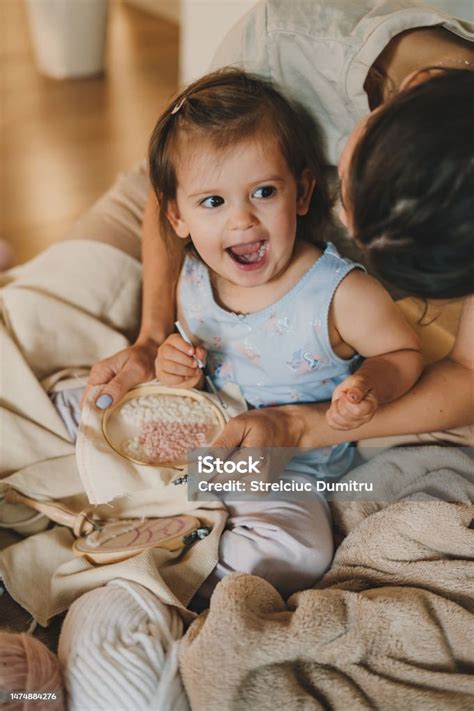 젊은 어머니는 사랑스러운 딸에게 뜨개질하는 법을 가르치고 거실 바닥에 앉아 있습니다 부모와 아이들을위한 공예와 취미 2 3 살에 대한 스톡 사진 및 기타 이미지 Istock