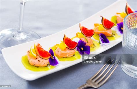 무화과 키위 요리와 연어에서 맛있는 해산물 세비체 접시에 그릇에 대한 스톡 사진 및 기타 이미지 그릇 바다 송어 Istock