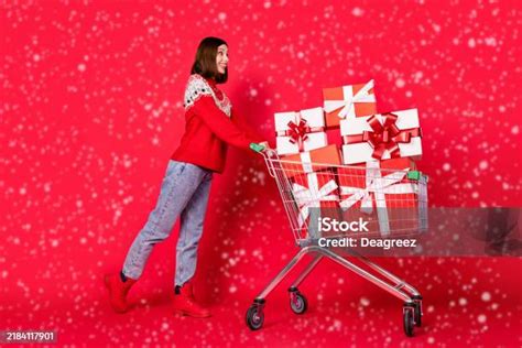 사랑 스럽다 예쁜 여자 옷 프린트 풀오버 선택 크리스마스 선물 찾고 빈 공간 고립 된 붉은 색 배경 25 29세에 대한 스톡 사진 및 기타 이미지 Istock