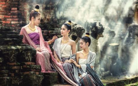 Linda Garota Tailandesa Com O Traje Tradicional Tailandês Foto De Stock