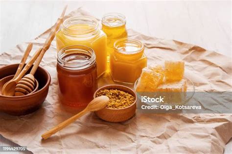 크래프트 종이 배경에 유리 항아리 벌집과 꽃가루에 천연 꿀 0명에 대한 스톡 사진 및 기타 이미지 0명 건강한 식생활 금색 Istock