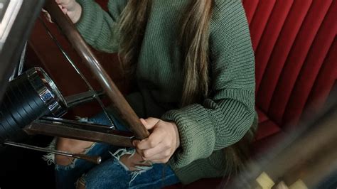 Независима от малка Момиченце напазарува с колата на мама Новини