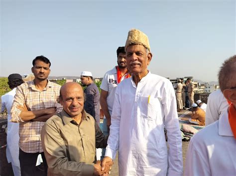 नमाजियों पर फूल बरसाकर हिन्दू समाज ने दिया मोहब्बत का सन्देश