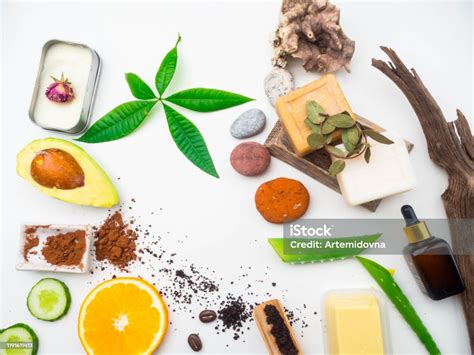 천연 에코 스킨 케어 제품 탑 뷰 성분 화장품 비누 잎 알로에 베라 아보카도 혈청 히알루 론산 얼굴 치료 준비 배경 건강관리와