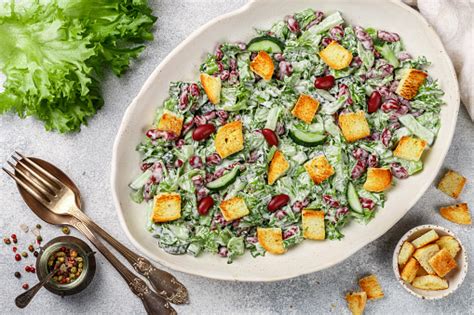 강 낭 콩 양상추 흰 접시에 요구르트 소스와 빵 크루 통 오이의 맛 있는 건강 샐러드 빛 맛 있는 저녁 식사 0명에 대한 스톡 사진 및 기타 이미지 Istock