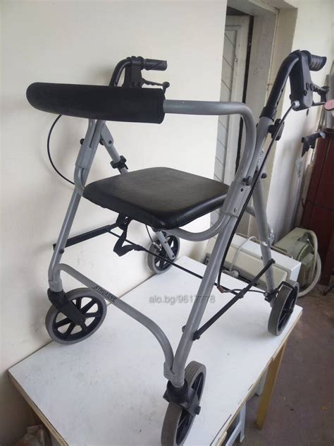 Много лека и удобна сгъваема проходилка ролатор с мека седалка и облегалка Терапевтични