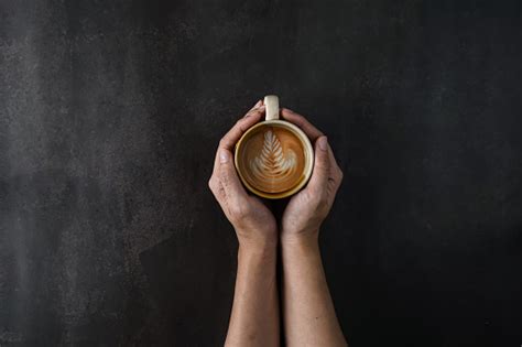 검은 색 배경에 커피와 커피 구성의 컵 공간을 복사합니다 맨 위 보기입니다 플랫 레이 머그에 대한 스톡 사진 및 기타 이미지 Istock