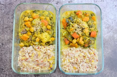 홈메이드 식사 준비 병아리콩 당근 가지 케일 카레를 곁들인 현미 노란 렌즈콩 을 한 잔의 도시락 상자 용기에 넣고 도시락에 대한 스톡 사진 및 기타 이미지 Istock