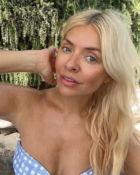 Holly Willoughby Looks Stunning As She Takes Part In Halloween Themed