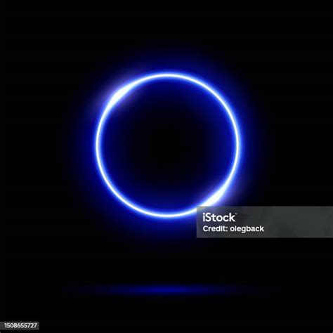 빛나는 네온 블루 원은 검은색 배경에 분리되어 있다 둥근 전기 조명 프레임입니다 기하학적 패션 디자인 벡터 그림입니다 빈 최소 반지 예술 장식 0명에 대한 스톡 벡터 아트