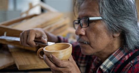 목공 산업 도구 건설 목재 및 장비 목재 작업을 가진 장인 사람 작업장으로 일하는 전문 목수 남자 사진 Unsplash의 원 이미지