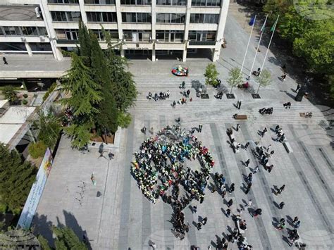 С флашмоб отбелязаха Деня на Земята в Стара Загора Утро