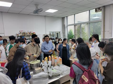 学院组织新生开展科创逐梦寻味生食实验室参观体验活动 生物技术与食品科学学院