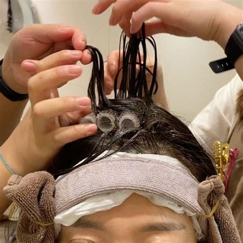 아름 부원장 꼼나나비앙 On Instagram 뿌리볼륨펌 일반 뿌리펌은 심한 곱슬모가 아닌 분들께 추천해드려요 습한 여름 뿌리펌으로 볼륨 붙잡으세요☔️ 🏷