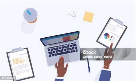 테이블 상단 보기 직원 작업 공간 컴퓨터로 작업하는 만화 캐릭터 무선 장치 사무실 직장 여자는 노트북과 태블릿으로 책상에 손을 얹는다 벡터 휴대용 Pc 기술 꼭대기에 대한