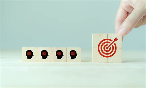 공통 목표와 팀워크 개념 목표와 성공을 달성하기위한 회사 문화 교육 및 협력 회색 배경에 비즈니스 목표와 공통 목표 문화 아이콘이있는 나무 큐브 배치 Performing