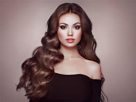 Сексуальная красивая девушка Redhead с длинными волосами Совершенный портрет женщины на черной